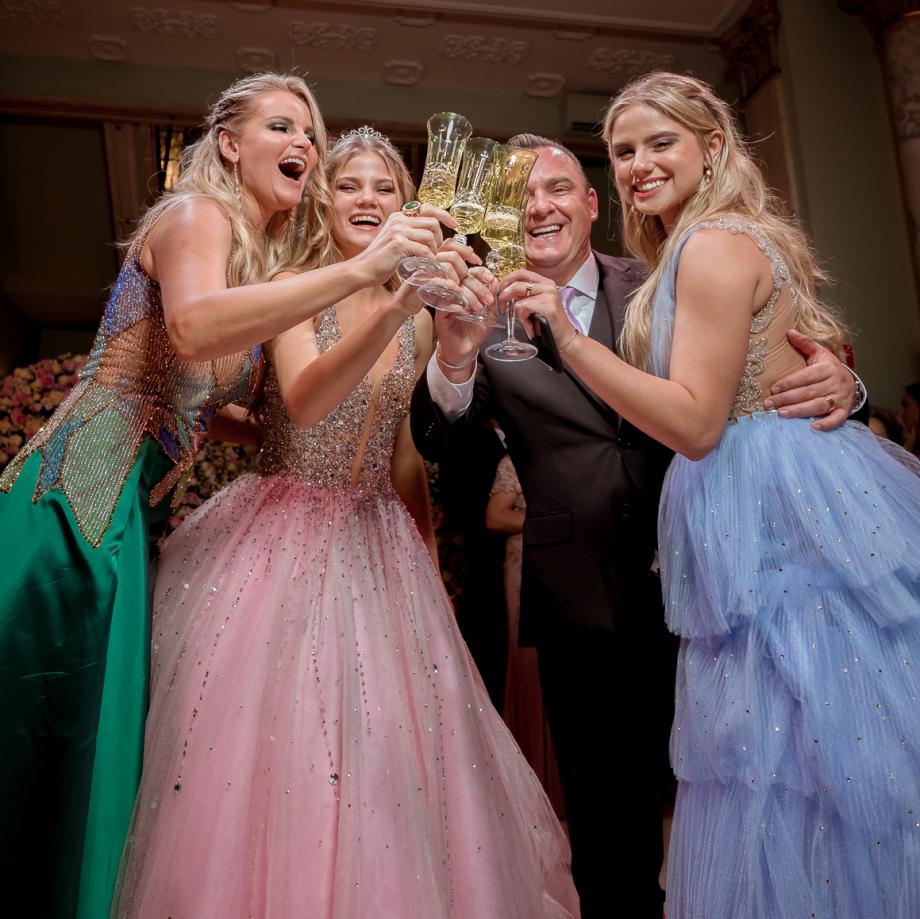 Em So Paulo, Aline e Giovani Crespani celebram os XVI anos da filha ...